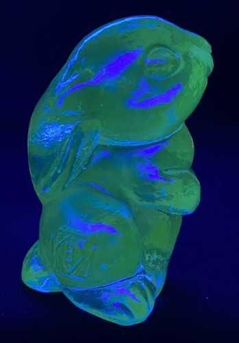 Boyd Art Glass Brian The Bunny In Coral Carnival # 23 2nd Series GLOWS ...