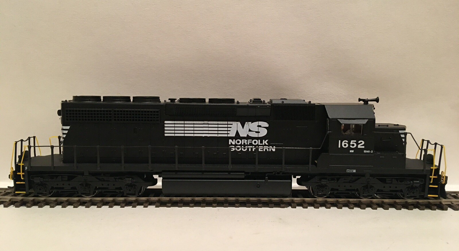 HO Broadway Limited Norfolk Southern SD40-2 Diesel Locomotive NS #1652 ...