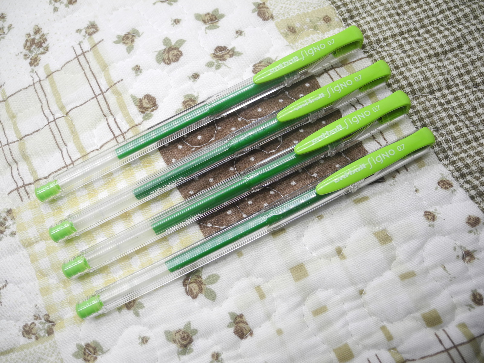 10 pcs Uni-Ball SIGNO UM-100 0.7mm roller ball pen with cap FLUO Pink ...