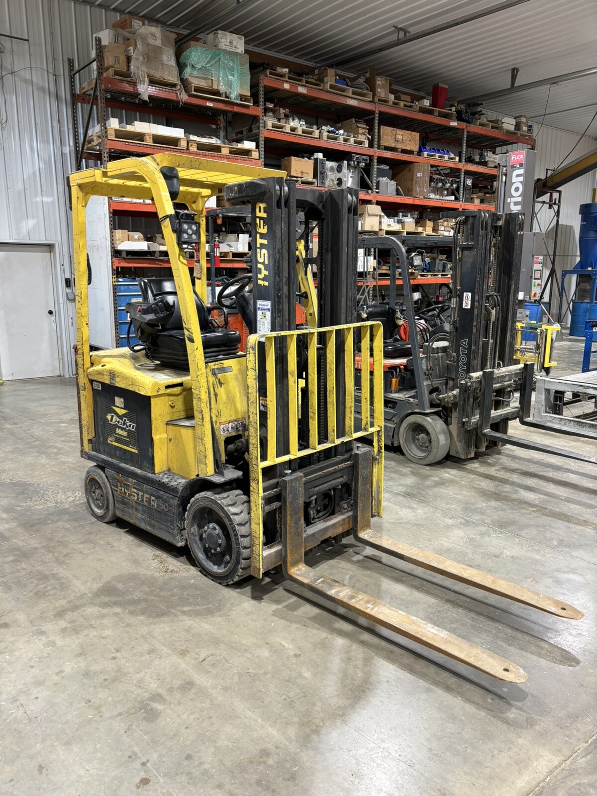 Hyster 50 E50XN-27 5000 LB Capacity ELECTRIC Forklift Good Battery Side ...