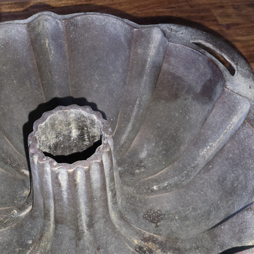 Vintage Lodge Cast Iron Bundt Pan, Cake Pan | eBay