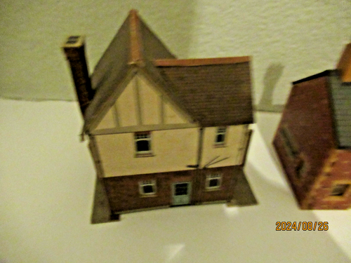 9 X OO GAUGE BUILDINGS FOR SCENERY, STATION & SURROUNDS,5 PLASTIC, 4 ...