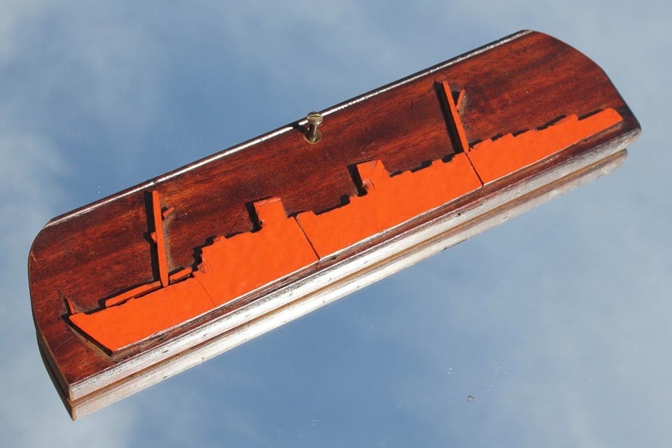 CUNARD WHITE STAR LINE QUEEN ELIZABETH PROFILE PLAQUE MADE FUNNEL PAINT ...