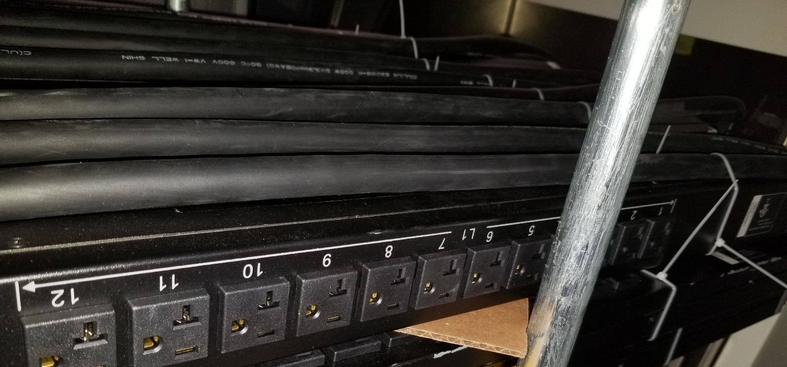 APC AP8862 Rack PDU 2G, Metered, Zero U, 20A 120/208V 3-Phase, (36) 5 ...