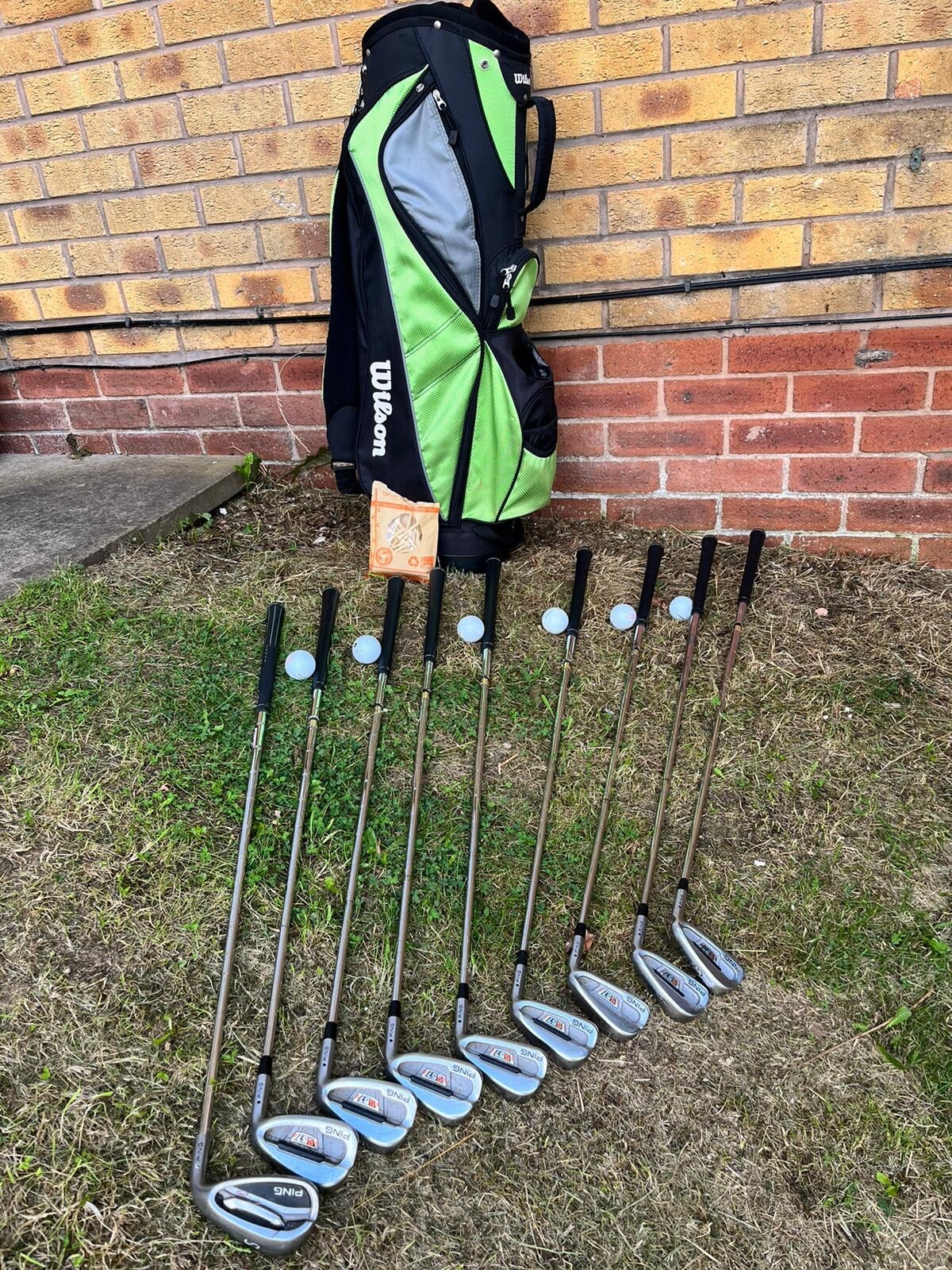 Set Golf ( Pings 557 and complementary ) and one blue bag with 5 balls ...