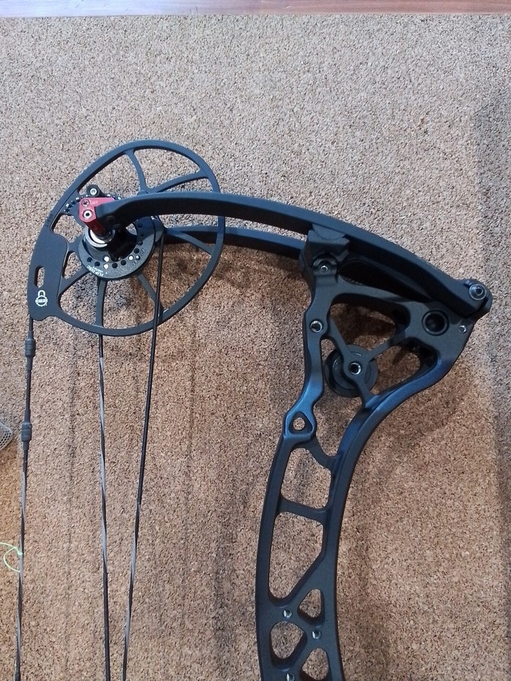 Bowtech CP28 Compound Bow RH 60-70# Black - Brand New | eBay