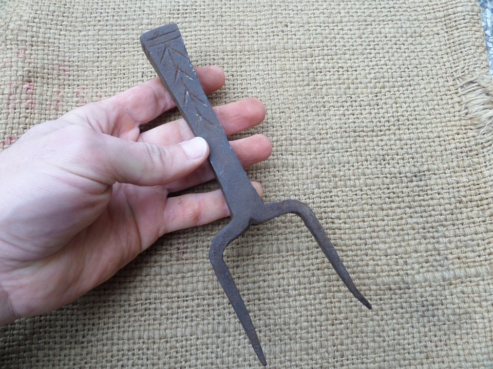 PICCOLA INCUDINE FALCE FALCE DECORATA ANTICA IN FERRO BATTUTO FORGIATA ...