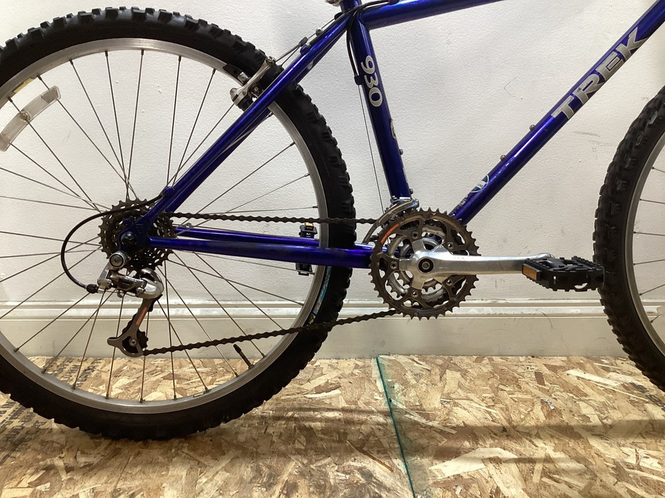 Trek Singletrack 930 26” Mountain Bike, 15” Chromoly Frame, RockShox ...