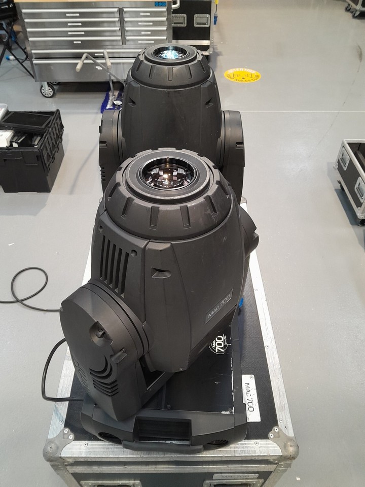 2 x Martin Mac 700 Moving Head Fixtures in a Flight case, 7 sets ...