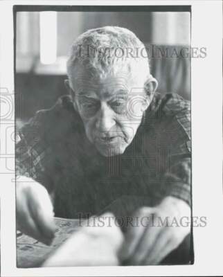 1967 Press Photo Trevor Kincaid reaching for a piece of paper ...