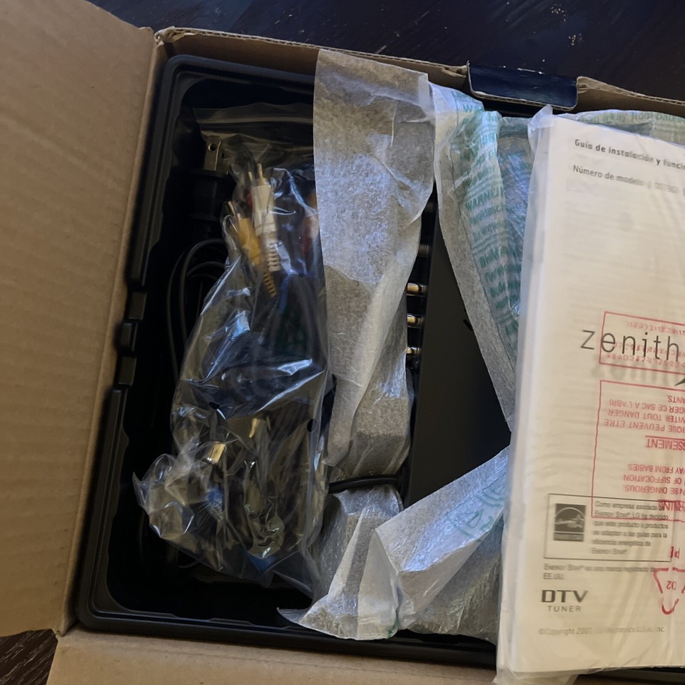 ZENITH Digital TV Tuner Converter Box DTT 901 w/ remote (New-Open Box ...