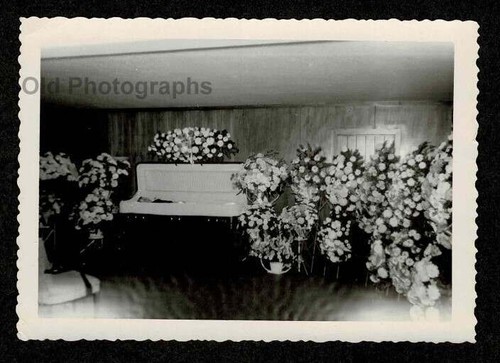 1956 FUNERAL HOME OPEN CASKET DECEASED FLOWERS OLD/VINTAGE PHOTO- N775 ...