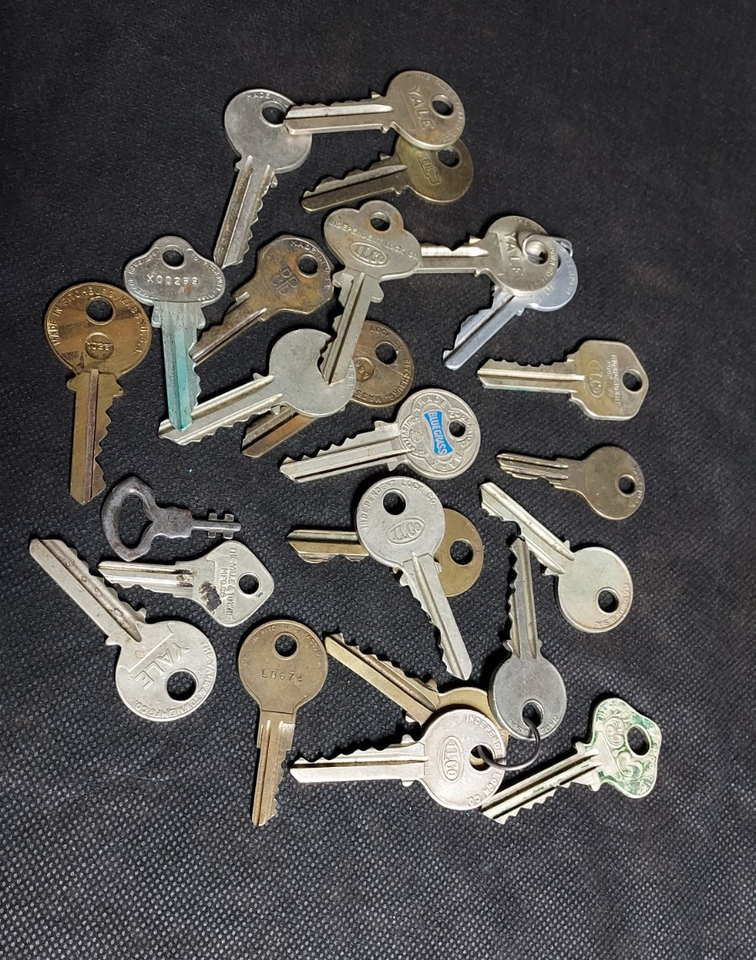 Mixed lot 100 Vintage Keys, Various Makers | eBay