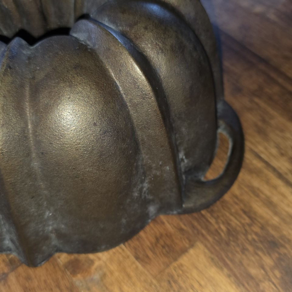 Vintage Lodge Cast Iron Bundt Pan, Cake Pan | eBay
