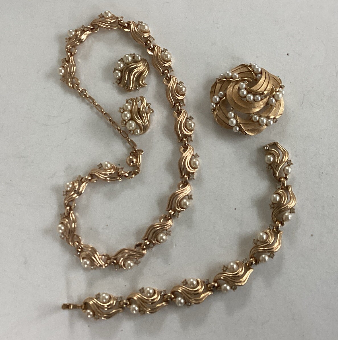 Rare Vintage Crown Trifari Grand Parure Gold Metal Fa… - Gem