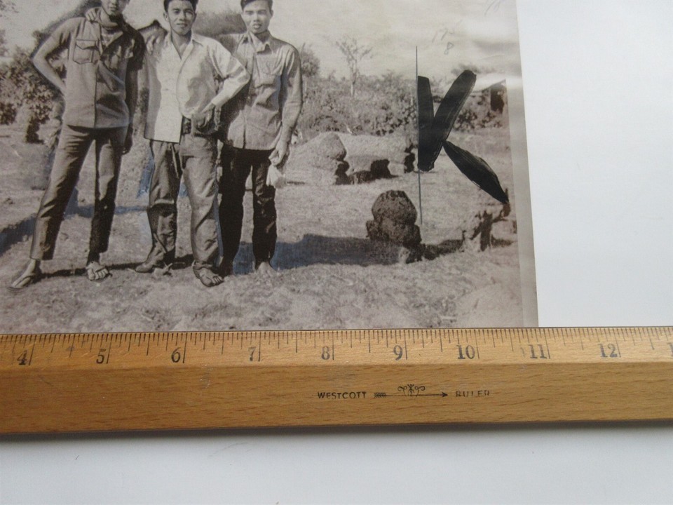 North Vietnamese captain makes friends with enemy 1973 Press Photo ...