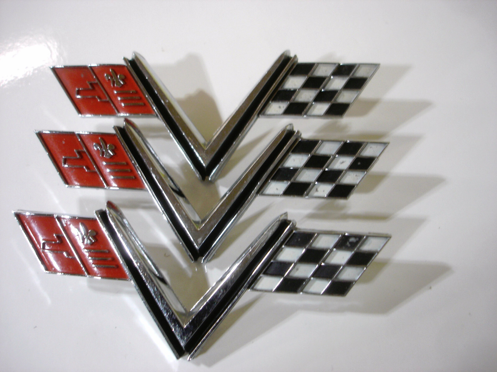 ONE - NOS ORIGINAL GM GENERAL MOTORS CHEVY " V-FLAGS " EMBLEM # 3899582 ...