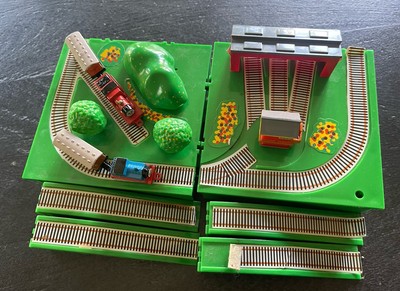 ERTL Thomas the Train Playset with Miniature Diecast Engines & Cars 2 ...