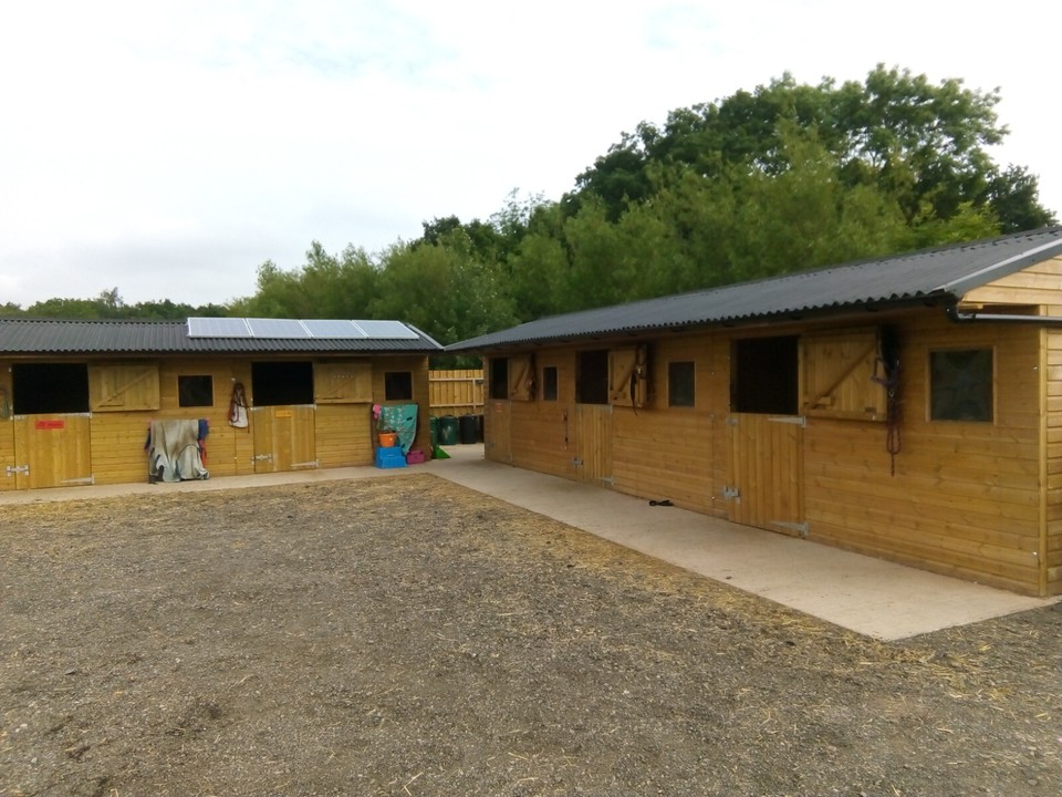 horse stables block of 3) 12ft x 12ft ( FREE DELIVERY ) ( NO VAT) £ ...