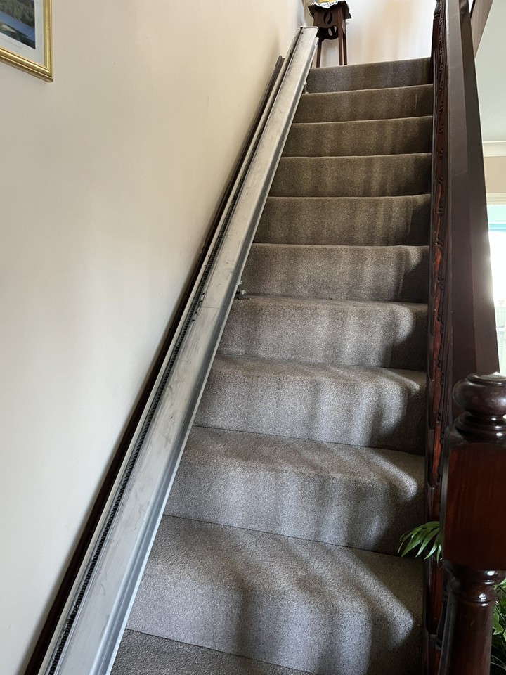 Handicare 950 Plus Stairlift BUYER TO UNINSTALL ON COLLECTION See ...