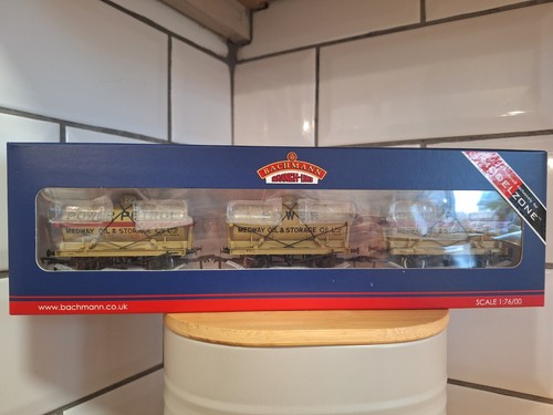 OO Bachmann 37-665Y Set of 14T Tank Wagons Power Petrol Modelzone ...