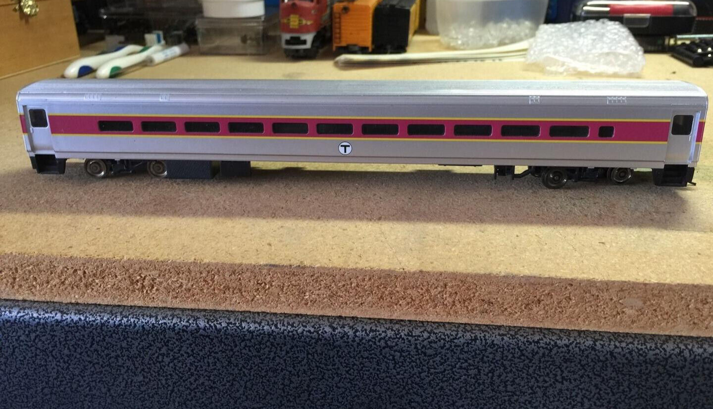 HO Scale Walthers 932-6073 MBTA 85' Horizon Fleet Commuter Coach ...