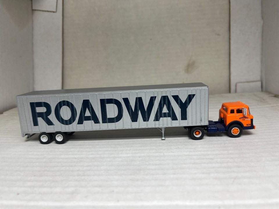 ATHEARN HO 1/87 FORD C-500 TRUCK TRACTOR & 53' ROADWAY TRAILER ...