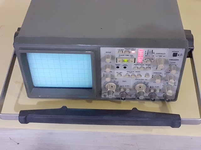 Hitachi V-1065 100mhz 2 Channel Oscilloscope W Probes Accessories for ...