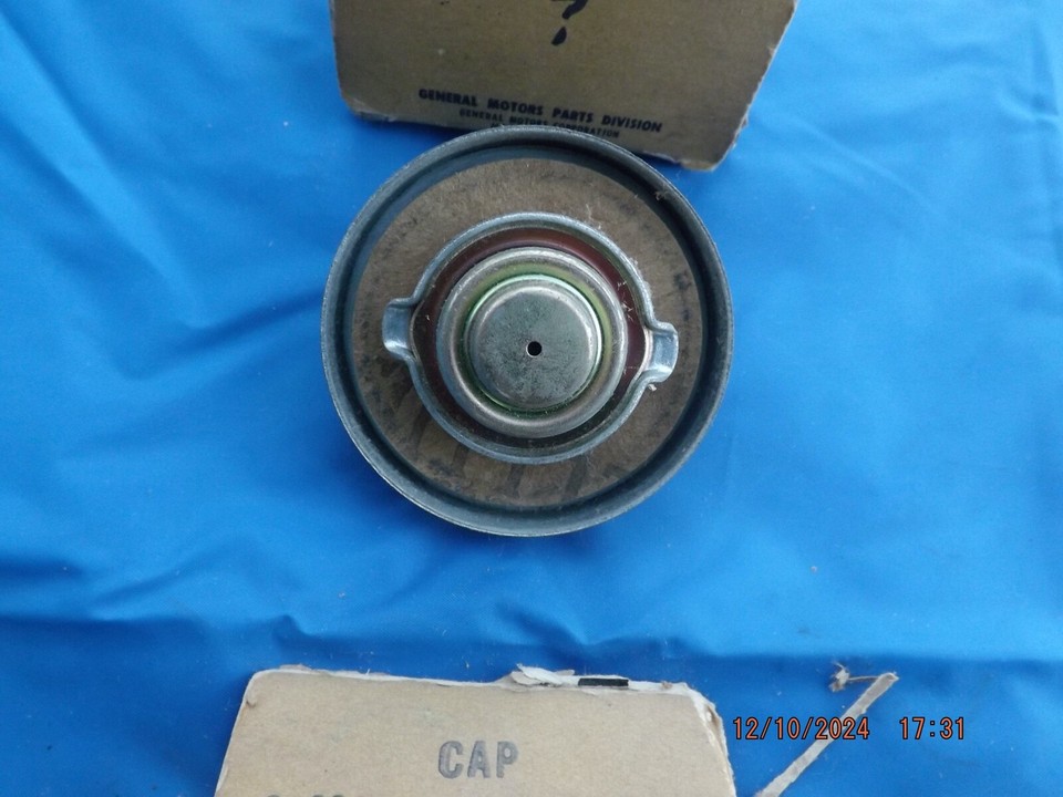 GM gas cap Group 8.028 Part 3814438 Chevy Cad Olds Pont 40's-50's | eBay