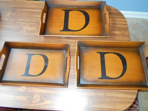 SET OF 3 DIFFERENT SIZE WOODEN TRAYS STAKE IN BROWN WITH BLACK LETTER D ...