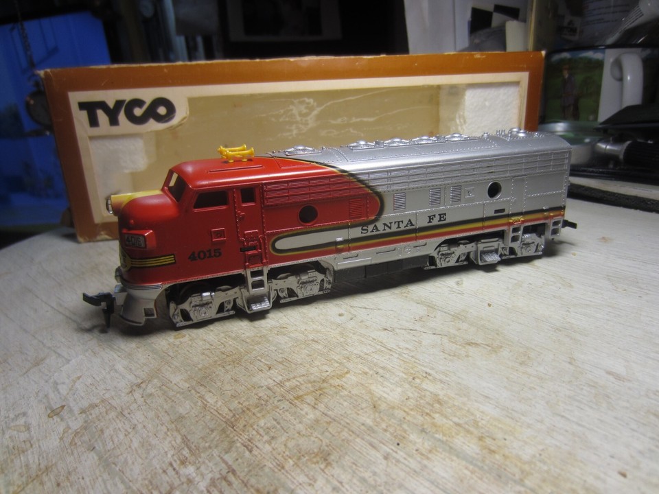 HO trains; A very nice (non running) TYCO SANTA FE F9 A unit--in ...