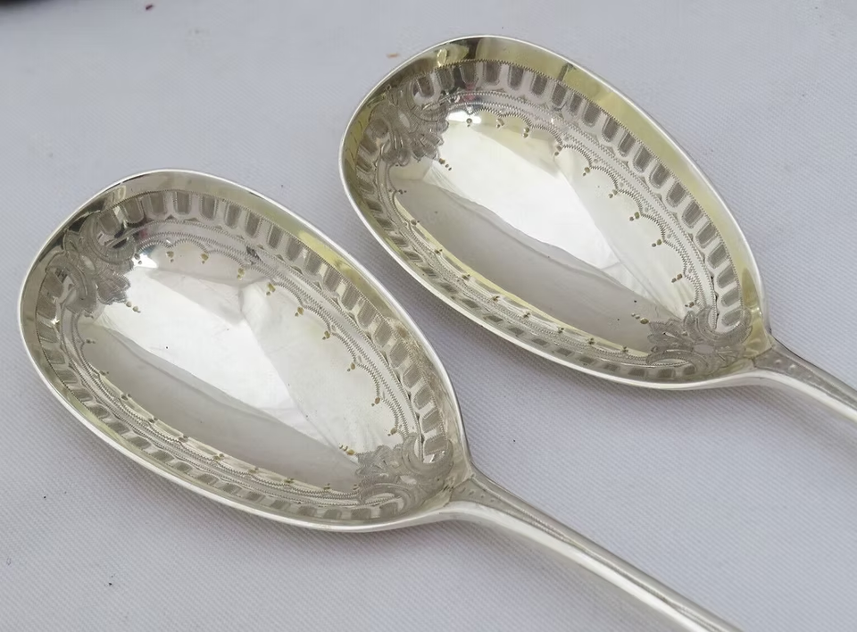 LARGE ORNATE CASED PAIR OF SOLID SILVER SERVING SPOONS SHEFFIELD 1886 ...