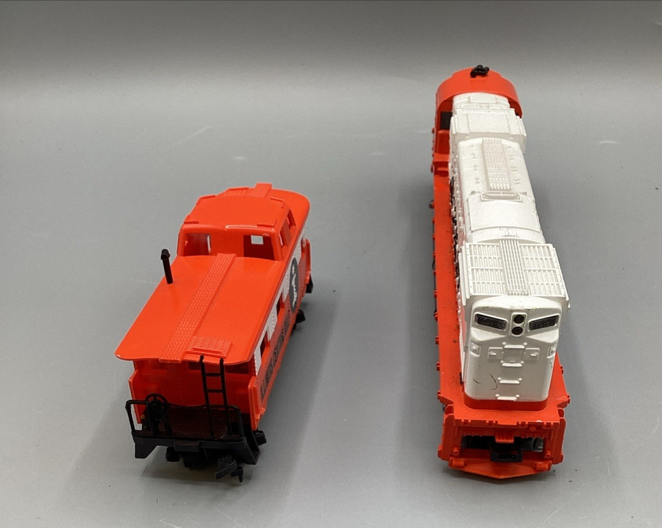 HO Scale Tyco Illinois Central Gulf 1102 Engine and caboose, not tested ...