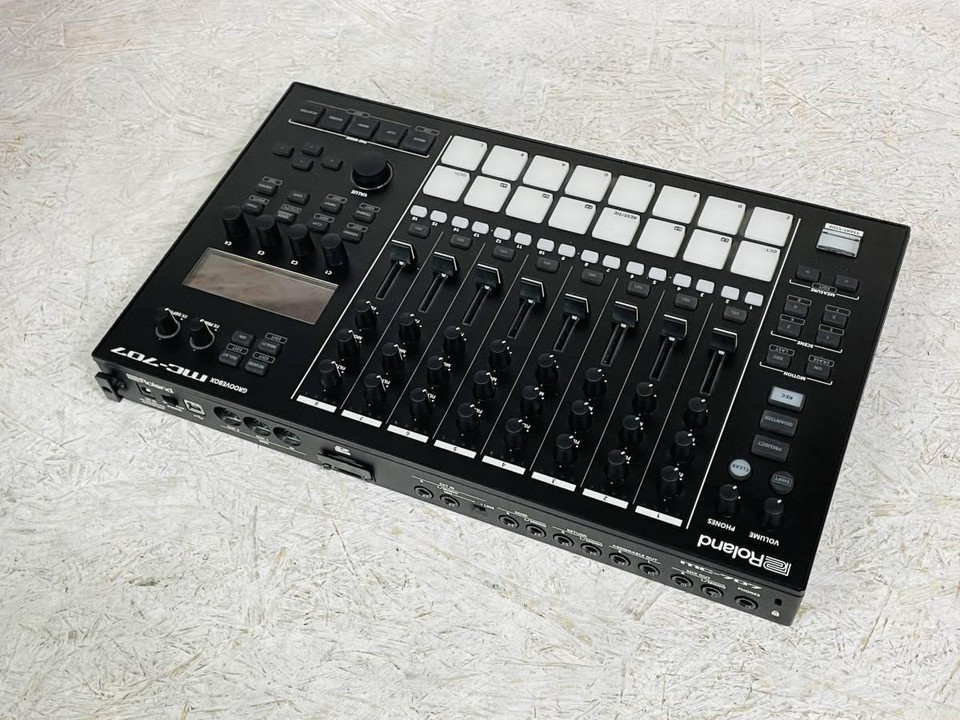 Roland MC-707 Sampler Drum Machine Synthesizer Groovebox Workstation ...