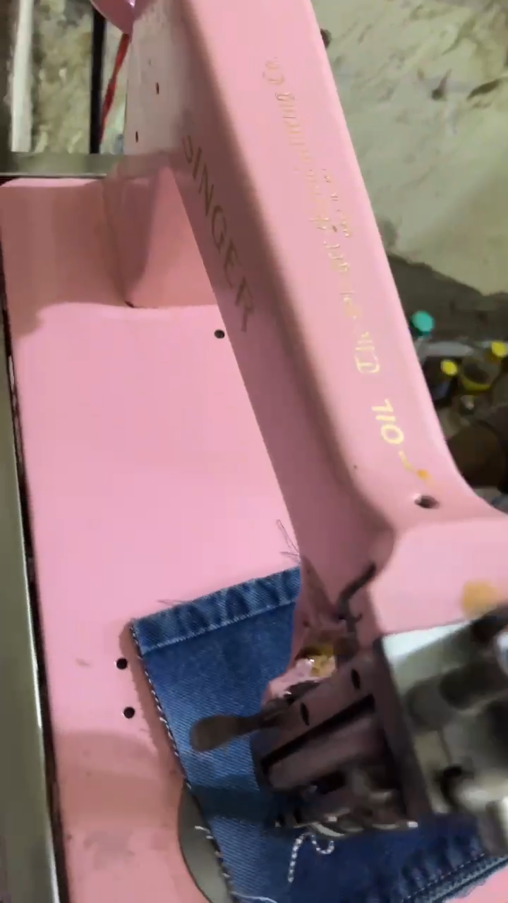 Singer 114w103 Chain stitch & Moss Stitch Embroidery Machine + table ...