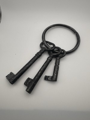 Disneyland Pirates Of The Caribbean Large Heavy Metal Jail Keys Decor ...