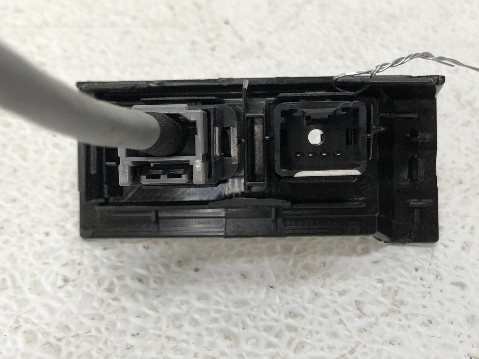 2011-2013 Volvo S60 USB AUX IN Plug Connector OEM LOT OF 1 | LOT3219 | OE