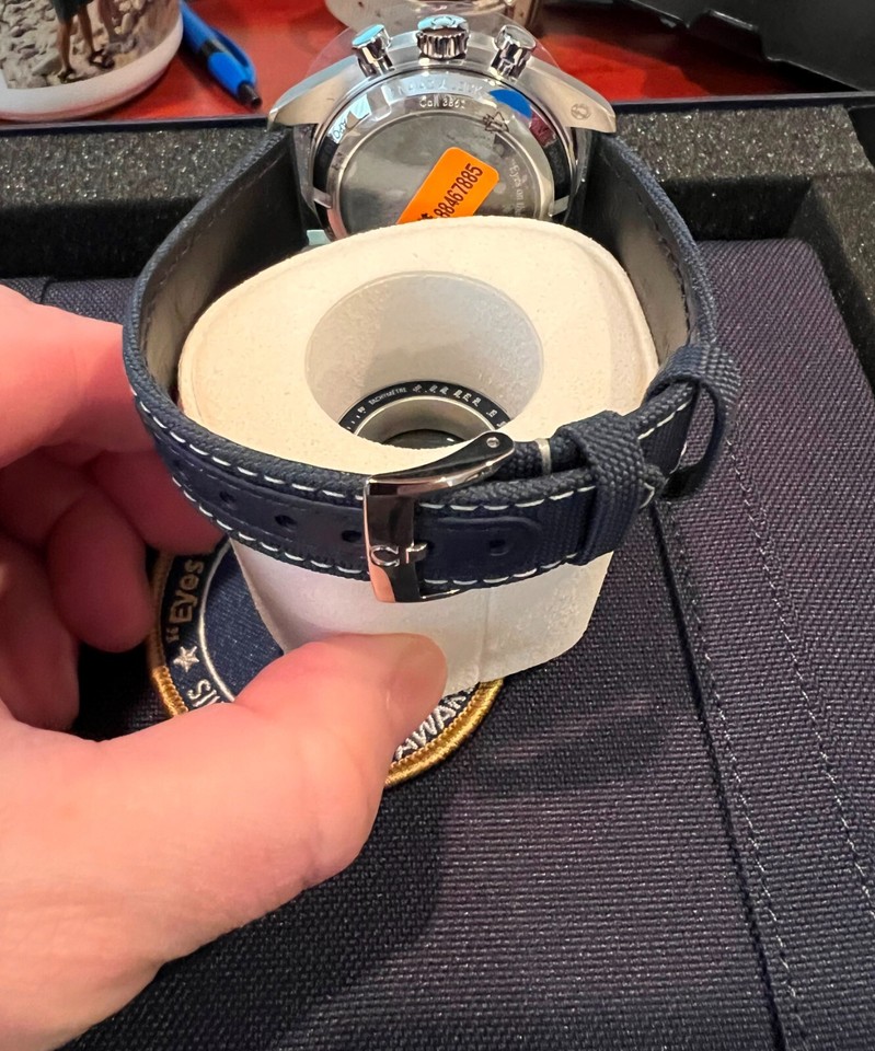 Omega Speedmaster Snoopy Professional 50th Anniversary 2025 310.32.42 ...