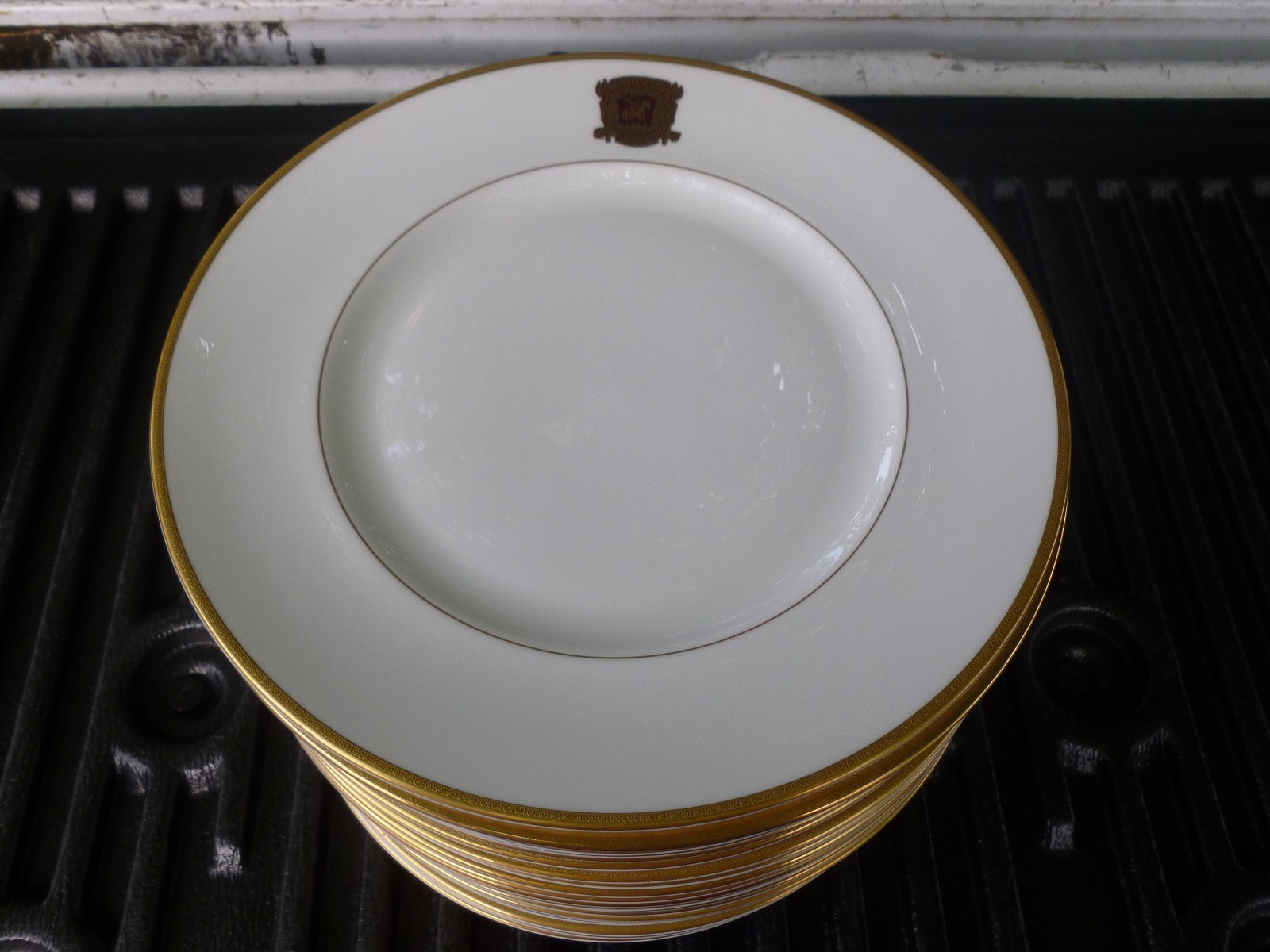 24 ROYAL DOULTON DELACOURT DINNER PLATES WITH CHIVAS REGAL LOGO FROM ...