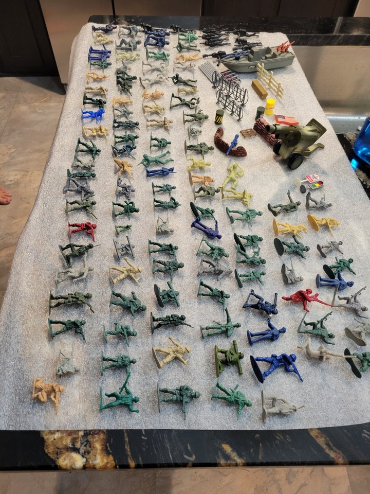 army men lot including other misc toy figures 100+pieces per bag random ...