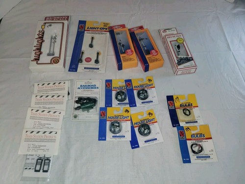 Lot 8 of 16 HO Scale Lights, Bulbs and Switches 1 Is the Lighted ...