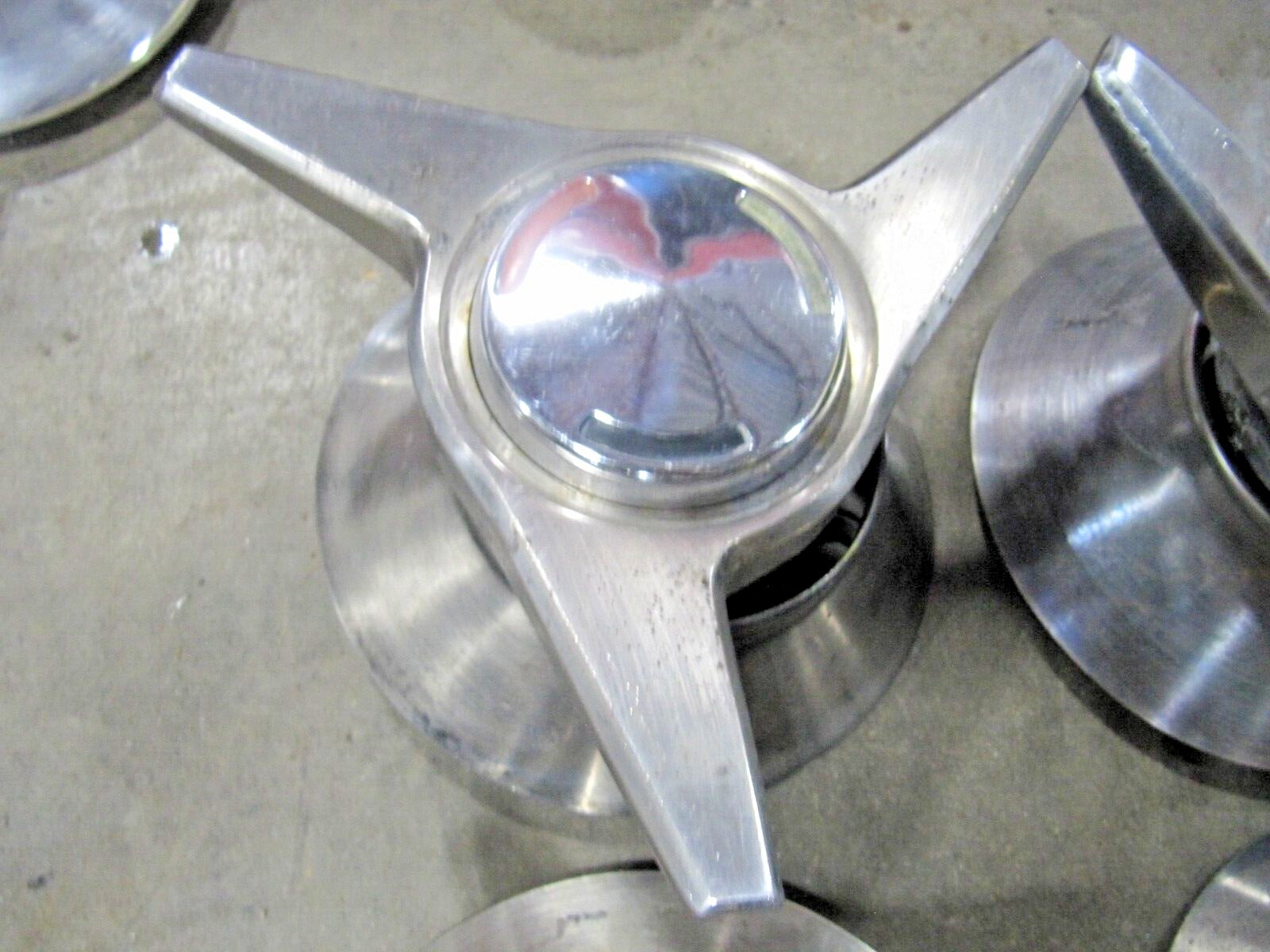 1963-66 CORVETTE C2 MID YEAR KNOCK OFF WHEEL HUBS +SPINNERS + CAPS ...