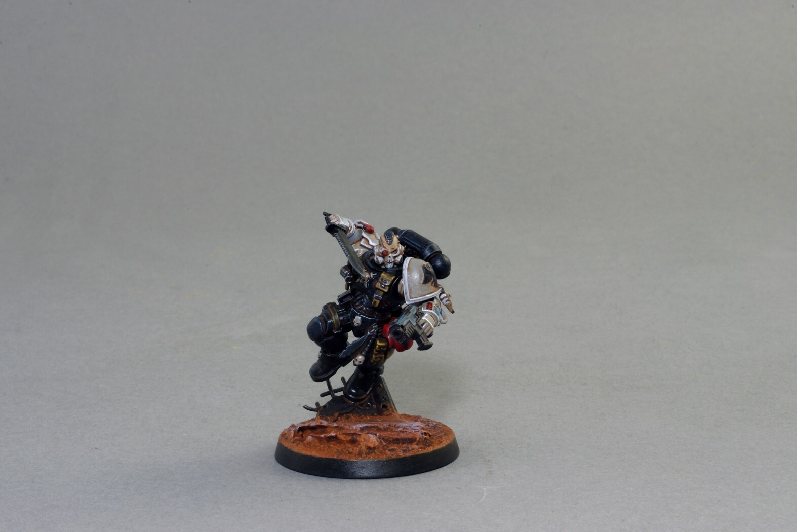 Primaris Lieutenant in Reiver Armour Painted Raven Guard space marines ...
