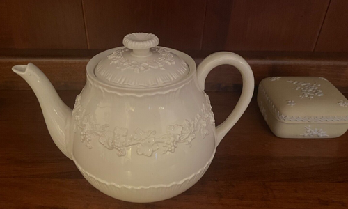 WEDGWOOD QUEENSWARE Teapot with Lid CREAM COLOR ON CREAM Shell Edge 5. ...