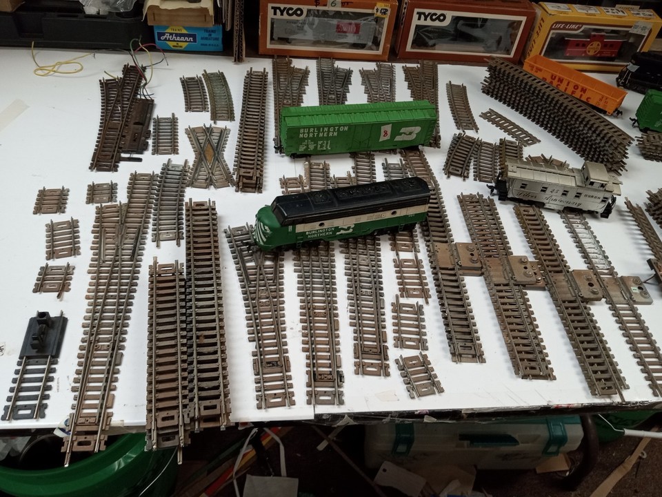 HUGE LOT HO SCALE TRAINS SET,80 TRACKS ,2 ENGINS,6 TRAIN CARS, 3 BIG ...