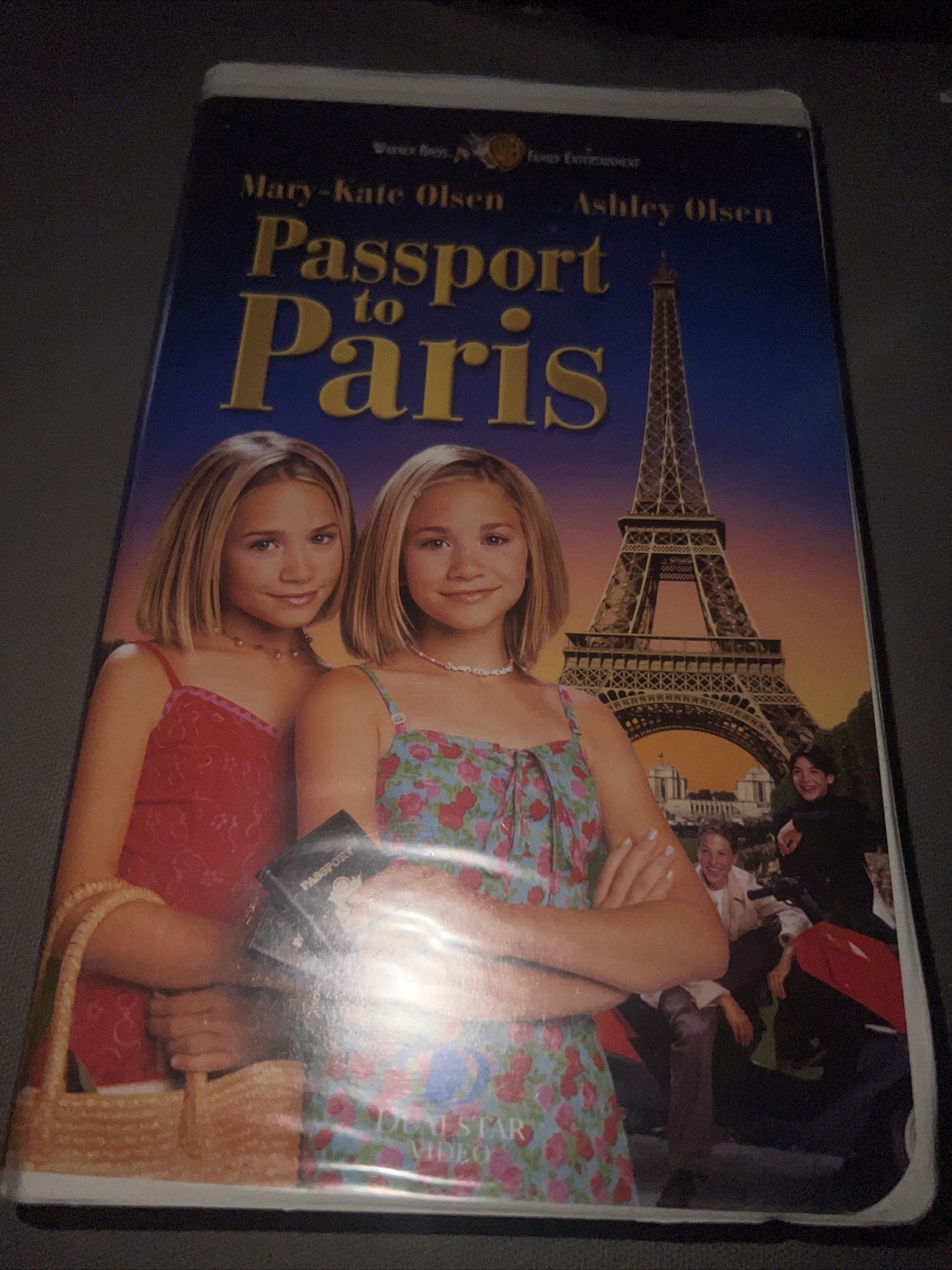 Passport to Paris (1999 VHS Mary-Kate and Ashley Olsen Warner Bros Clam ...