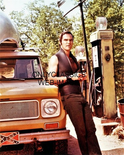 1972 BURT REYNOLDS INTERNATIONAL SCOUT 4X4 AT GAS PUMP 8X10 PHOTO ...