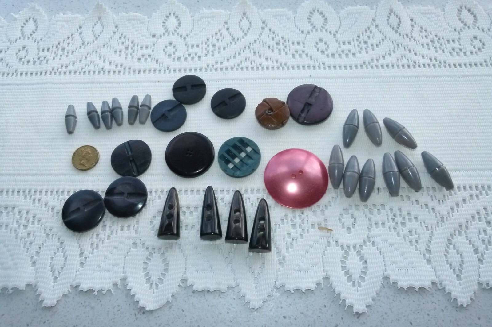BULK LOT 30 LARGE VINTAGE BUTTONS, VARIOUS COLOURS BAGS CRAFT SEWING ...