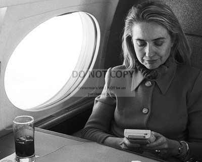FIRST LADY HILLARY CLINTON PLAYING A NINTENDO "GAME BOY" - 8X10 PHOTO ...