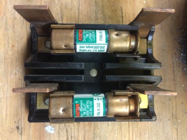 General Switch Corp 30 Amp 240 Volt Fuse Pull out Holder Vertical Slot ...